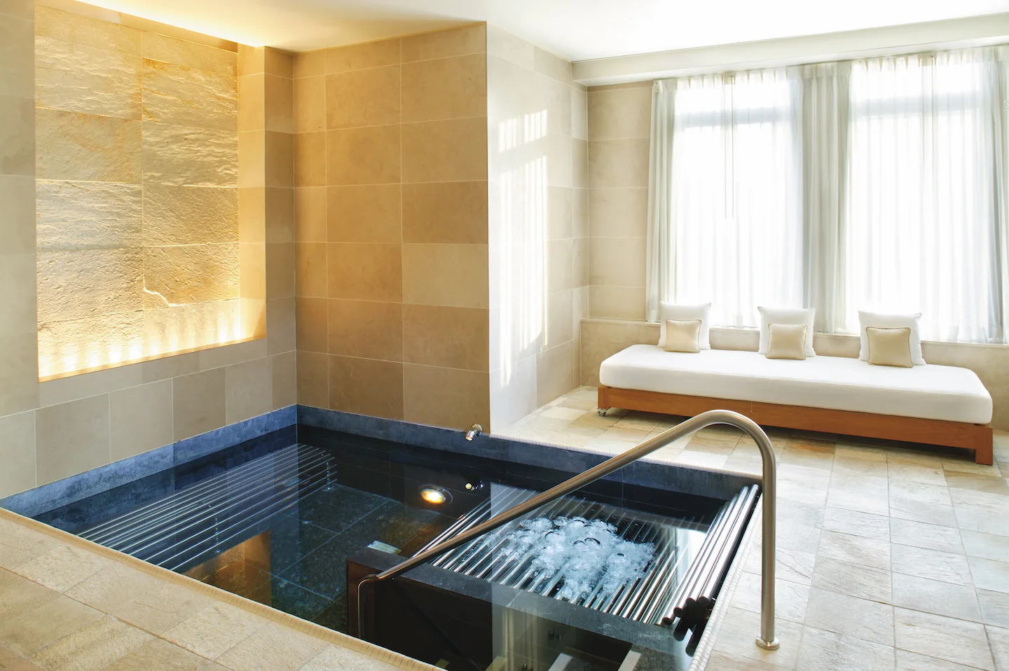 Custom Hotel Shading Solutions to Impress Guests| BTX